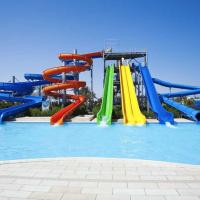 China Customized Size Fiberglass Water Park Slide with 6-8mm Thickness and Over 10 Years Service Life for sale