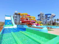China Customized Size 6-8mm Thickness Fiberglass Water Park Slide Ending with Pool for Kids and Adults for sale