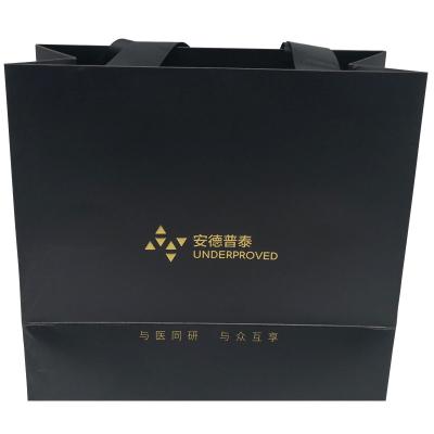 China Offset Embossing Printed Paper Bags 157gram Hot Foil Stamping for sale