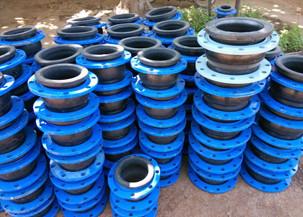China DN450 Anti Seismic Black Rubber Soft Connection 4Mpa Flange Type for sale