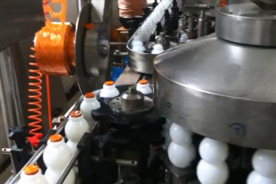 China Small PET Bottle Milk Filling Aluminium Foil Sealing 2 in 1 Machine 4000-5000 BPH for sale