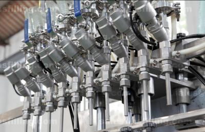 China Automatic Linear Edible Oil Filling Machine High Speed 4-10 Head 960-2300 BPH for sale