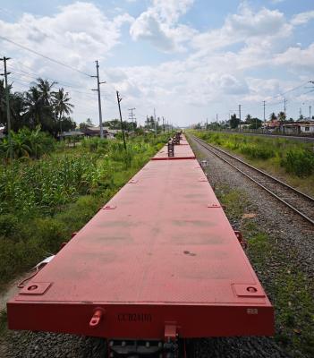 China Coil Spring Suspension Railway Flat Wagon 61t Payload 2 TEU Heavy Duty Rail Freight Transport for sale