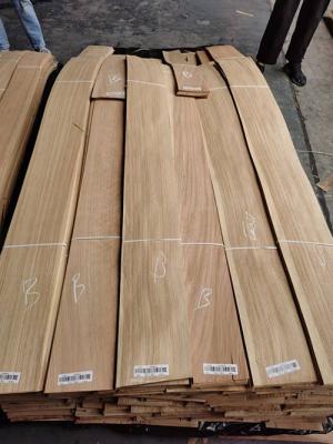 China Furniture A/B Grade European Oak Veneer Pencil Grain 0.55mm Thick Quarter Cut for sale