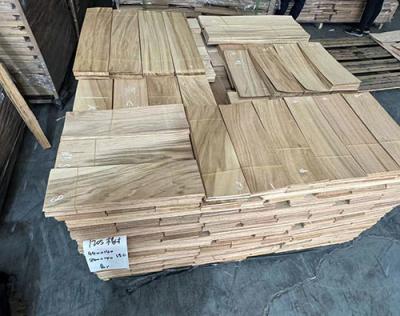 China 1.2mm Thick European Oak Veneer Flooring Light Color D Grade 440-840mm for sale