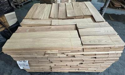 China European White Oak Wood Flooring Veneer Panel D Grade Crown Cut 1.2mm 1240-440mm for sale