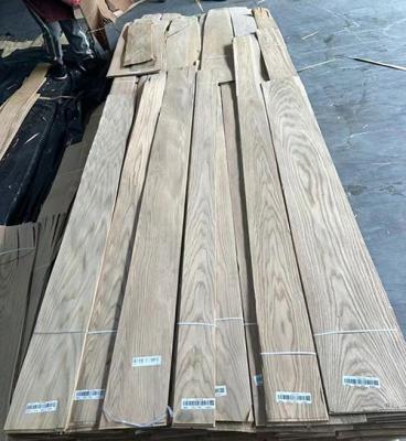 China Crown Cut White Oak Wood Veneer 0.45mm Furniture Grade AB for Interior Decoration for sale