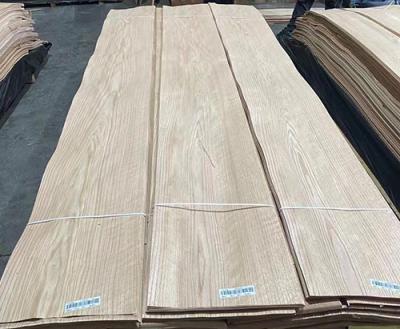 China Red Oak Wood Veneer 0.5mm AA Grade Crown Cut for Furniture Door Panel for sale