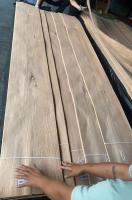China Knotty White Oak Wood Veneer 0.6-3.0mm Crown Cut for Furniture Flooring for sale