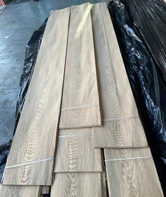 China Crown Cut Red Oak Wood Veneer 0.45mm Panel AAA Grade for Furniture Flooring Cabinet for sale