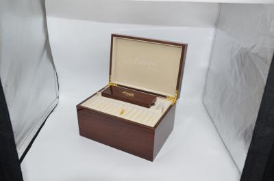China Glossy Necklace Presentation Box Customizable Bracelet Gift Box Including Velvet Foam Insert for sale