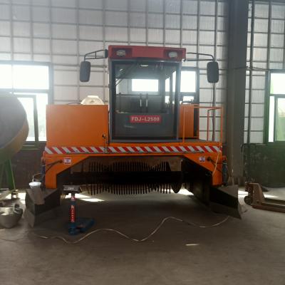 China Mobile Crawler Type Compost Turner Machinery For Fertilizer Materials for sale