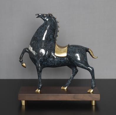 China Horse Shaped Bronze Ornament with Walnut Wood Base and 1.5kg Weight for Elegant Decor for sale