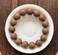 China Buddhist Brown Wood Bracelet Twelve Medicinal Ingredients Aiding Sleep Agarwood Beads for sale