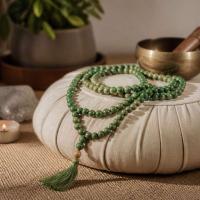 China Natural Green Sandalwood Taoist Bracelet with 108 Beads and Fresh Woody Fragrance for Meditation for sale