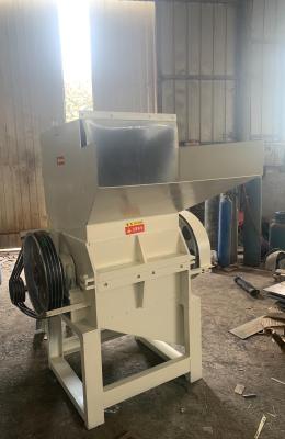China PET Material Hard Plastic Crusher with Automatic Spiral Feeding and Direct Bagging for sale