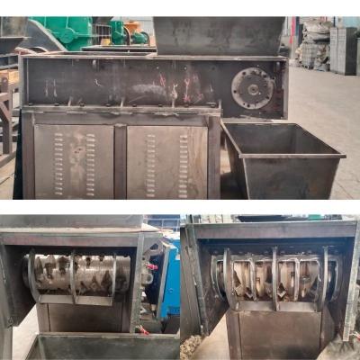 China Single Shaft Shredder 18.5-55kw for Recycling Plastic Barrels Rubber Tubes Blocks for sale