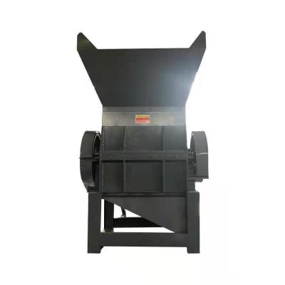 China Industrial Plastic Crusher Machine 6 Rotating Blades 300-5000 kg/h Output for PET Bottle Grinding for sale