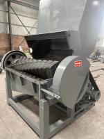 China Industrial Plastic Crusher Shredder 300-500 kg/h PET Bottle Crushing Machine 5.5kw for sale