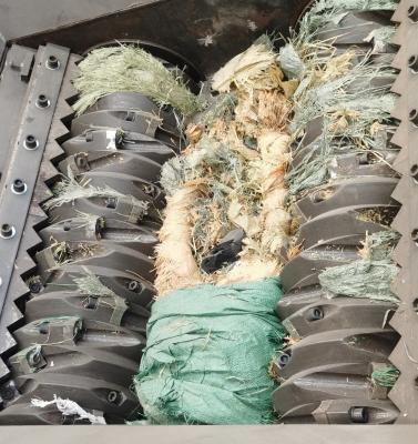China Double Roller Slow Speed Waste Shredder 300mm Blade Diameter 80rpm for Clothes Plastic Film for sale