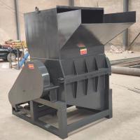 China Plastic Basket Oil Jug Crusher Flat Knife Crusher with Conveyor 5.5-75kw 300-8000kg/h for sale