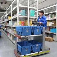China Warehouse Storage Solution Stackable and Nestable Plastic Crate with Attached Lid for sale
