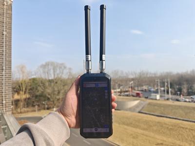China Dual Frequency Handheld Drone Detection System Uav Detector Long Life for sale
