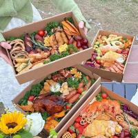 China Wholesale Big Furit Snack Sandwich Dessert Lunch Box Beach Kraft Paper Camping Picnic Box With PET Window for sale