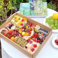 China Wholesale Big Furit Snack Sandwich Dessert Lunch Box Beach Kraft Paper Camping Picnic Box With PET Window for sale