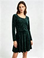 China Emerald Green Velvet Top with Damask Print and Long Sleeve for Elegant Outfits for sale