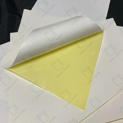 China Adhesive Sticker Cast Coated Face Paper And 100g Base Paper Liner for sale