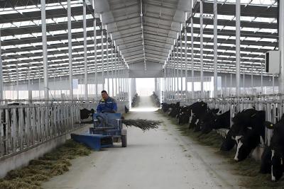 China ASTM C518 ISO8301 Steel Structure Poultry House Hot Dip Galvanized Broiler Farm House for sale