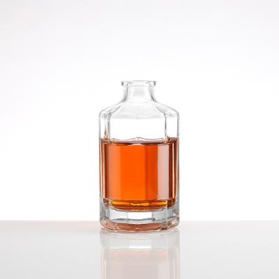 China Customize Sealing Type 700ml 1000ml 1L Vodka Spirit Liquor Glass Bottle in Top Fashion for sale