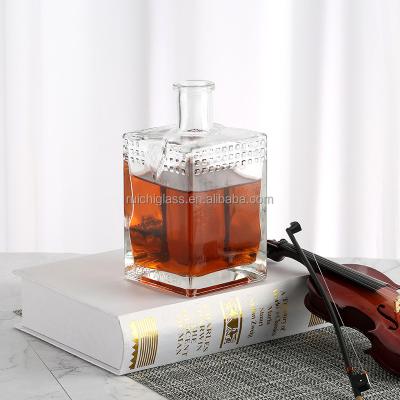China Customize Sealing Type Empty Clear Glass Liquor Bottle 700ml 750ml Vodka Rum Bottle for sale