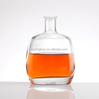 China Transparent Whisky Glass Bottle for Spirits 500ml Capacity and High Durability for sale