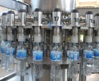 China Gravity 2000ml Water Filling Production Line Neck Hold Conveyor for sale