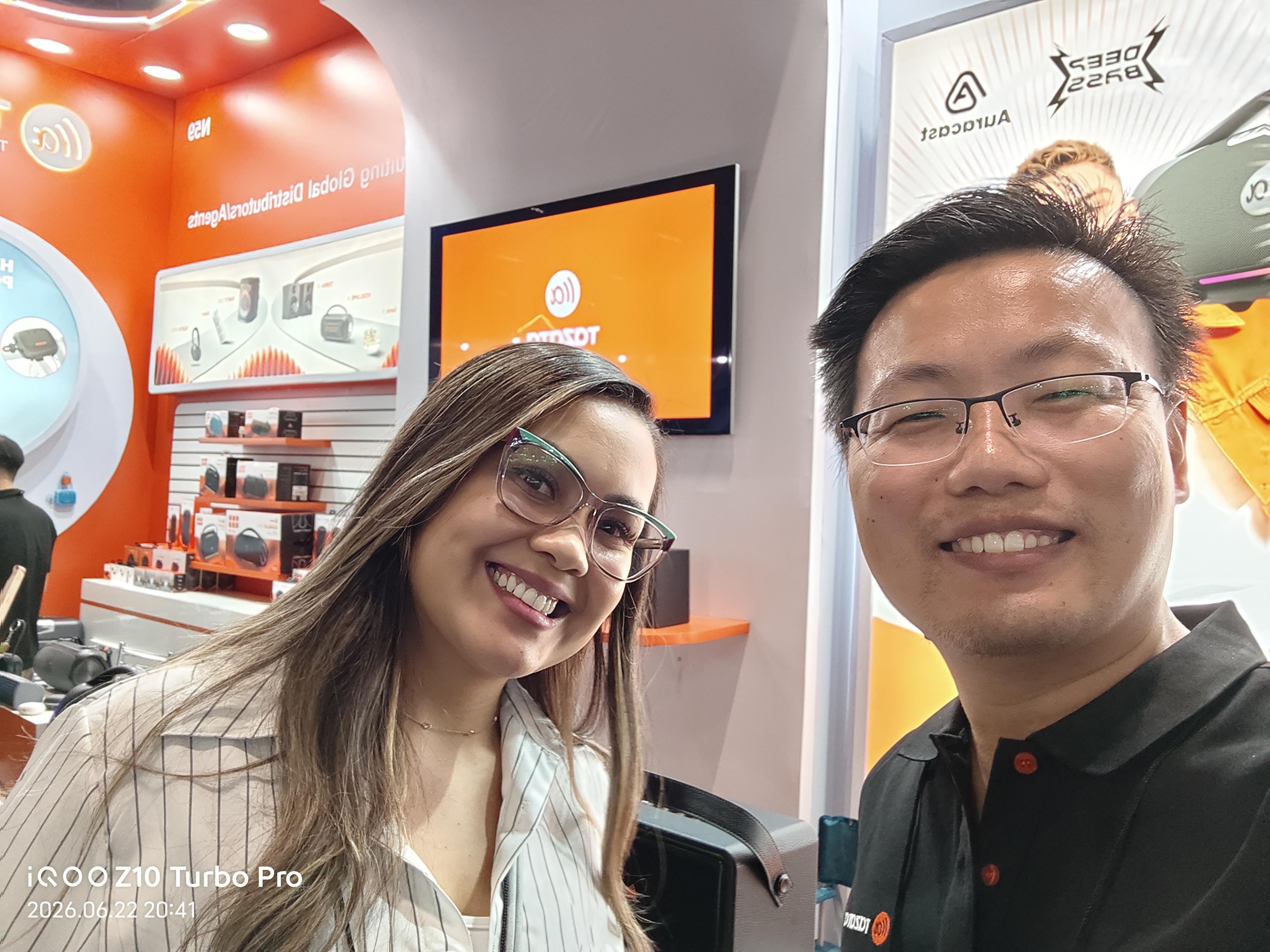 TAZATA Audio representative and a smiling Brazilian business partner celebrating a successful collaboration at the TAZATA exhibition booth during ELETROLAR SHOW.