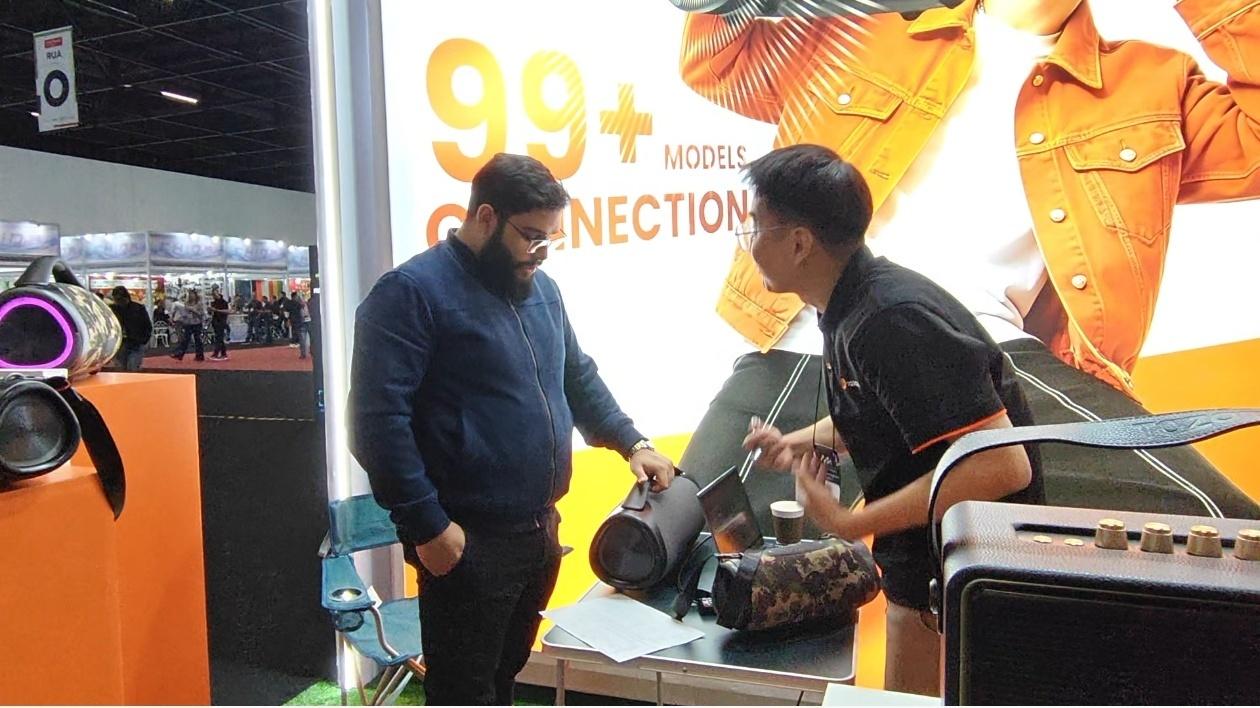 TAZATA Audio team demonstrating the engineered acoustic clarity and flagship sound systems to interested buyers at the ELETROLAR SHOW in Distrito Anhembi, São Paulo.