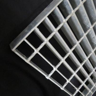 China Antiskid Serrated Steel Grate Stair Treads Corrosion Resistant 25mm Height for sale