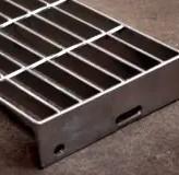 China Hot Dip Galvanized T4 Steel Grate Stair Treads 30mm Bearing Bar Pitch 100mm Cross Bar Pitch for sale