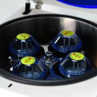 China 6000rpm Low Speed Blood Centrifuge Machine For Laboratory With Airtight Rotors for sale