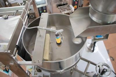 China Foshan factory price Automatic potato chips/candy/green pean/cashew nut/peanuts Vertical Packing Machine for sale