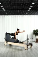 China Adjustable Maple Wood Pilates Reformer U+PL001G with Ergonomic Carriage for sale