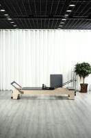 China Adjustable Maple Wood Pilates Reformer U+PL001G with Ergonomic Carriage for sale