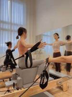 China Oak Frame Pilates Reformer U+PL006 with Full Track Resistance Training Equipment for sale