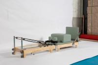 China Foldable Oak Pilates Reformer U+PL015B with Enclosed Aluminum Alloy Track for sale