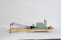 China Foldable Oak Pilates Reformer U+PL015B with Enclosed Aluminum Alloy Track for sale