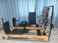 China Oak Pilates Reformer U+PL006EA with Vertical Tower Exercise System for sale