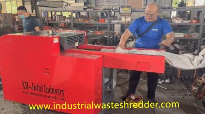 China 800F Textile Scraps Shredder Cutting Motor 7.5KW Small Chopper Machine For Fabrics Crushing Input Conveyor 1400*330mm Length*Width Bed Sheet Shredder for sale