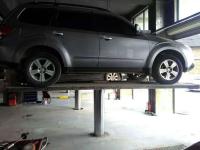 China Hydraulic Ground Hidden Design Single Post Car Lift 3500kg For Car Washing for sale